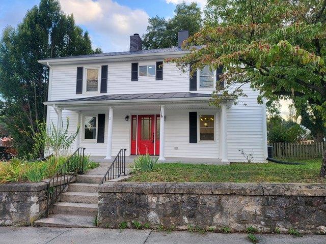 1202 W Beverley St, Staunton, VA 24401