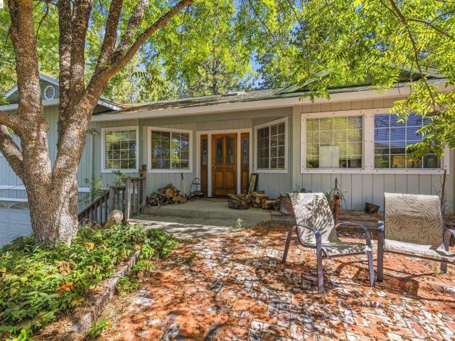12033 Hillhurst Cir