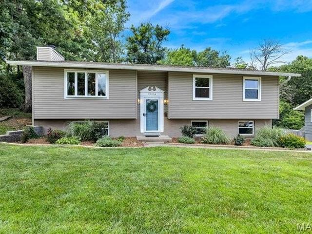 12034 Debonnaire Dr, Saint Louis, MO 63146