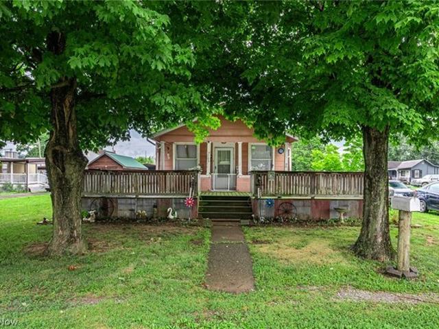 1203 Cemetery Dr, Coshocton, OH 43812