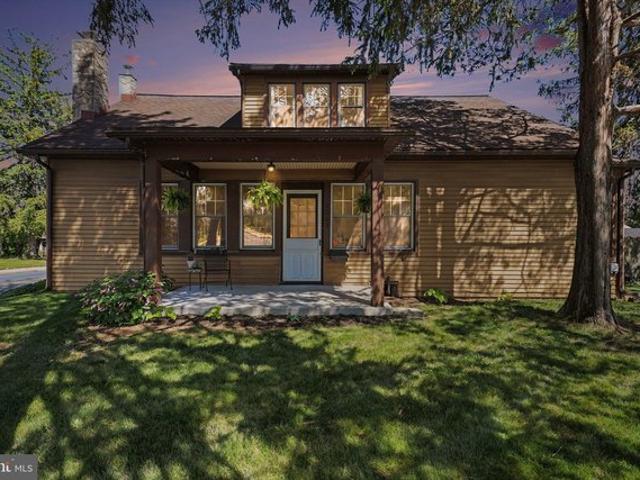 1203 Diamond St, Akron, PA 17501
