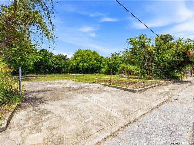1203 S Comal