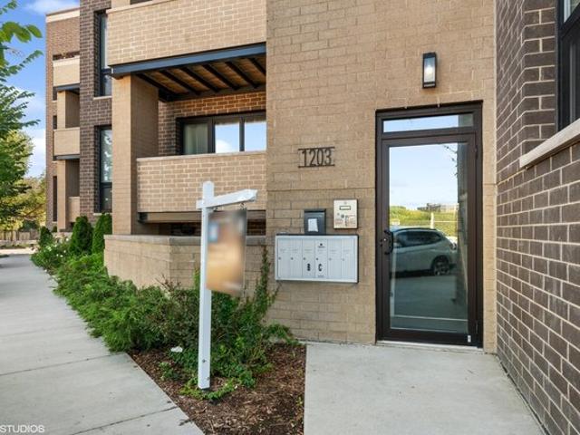 1203 W Superior St Apt 1B, Chicago, IL 60642