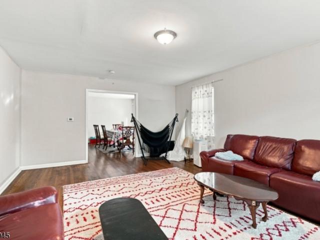 120 122 Tuxedo Pkwy