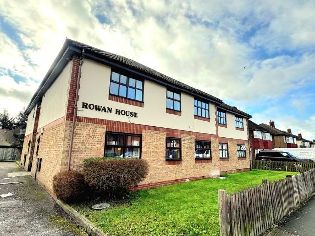 120 130 Hatton Road, Feltham, Middlesex TW14, 2 bed flat to rent, £1,700 pcm | PrimeLocation