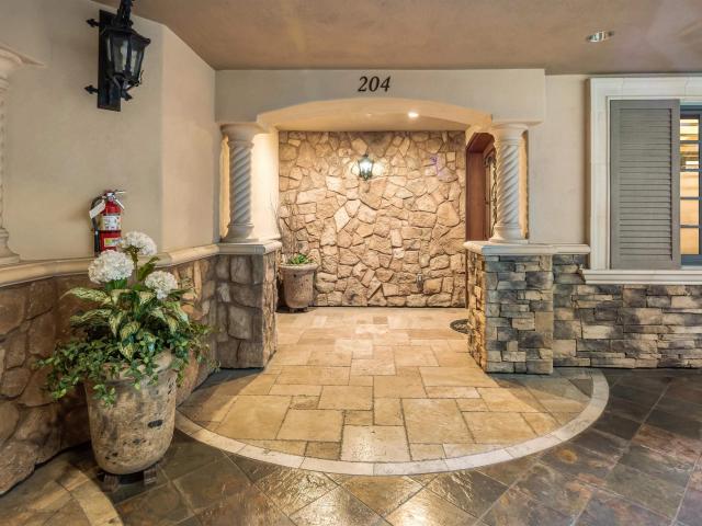 120 C Ave, Unit 204, Coronado, CA 92118 | MLS #240004