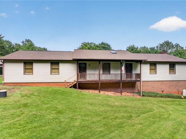 120 Coneross Knob Dr, Seneca, SC 29678