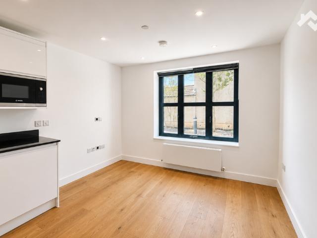 120 Bridge Road, Chertsey KT16 1 bed apartment to rent £1,220 pcm £282 pw