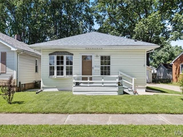 120 E 4th St, Roxana, IL 62084