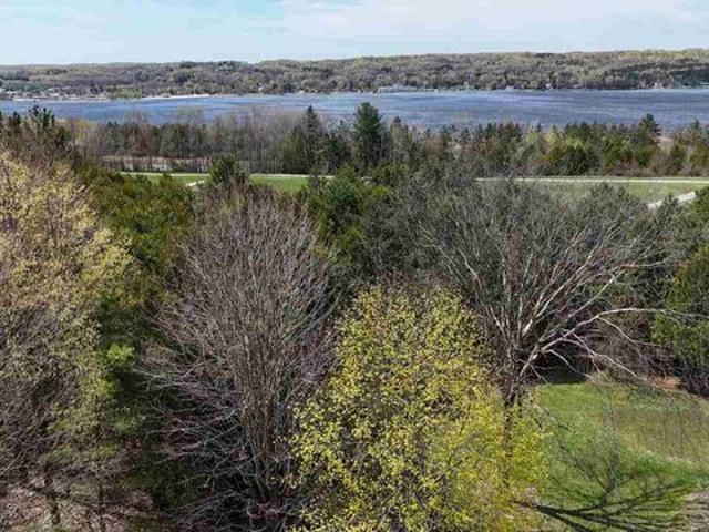 120 Lakeview Dr, East Jordan, MI 49727