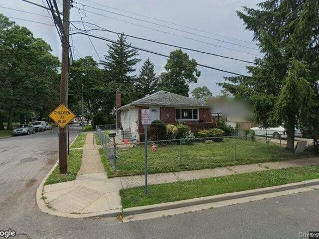 120 Newbold Ave, Valley Stream, NY 11580