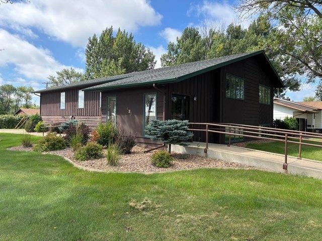 120 S 1st St, New Rockford, ND 58356