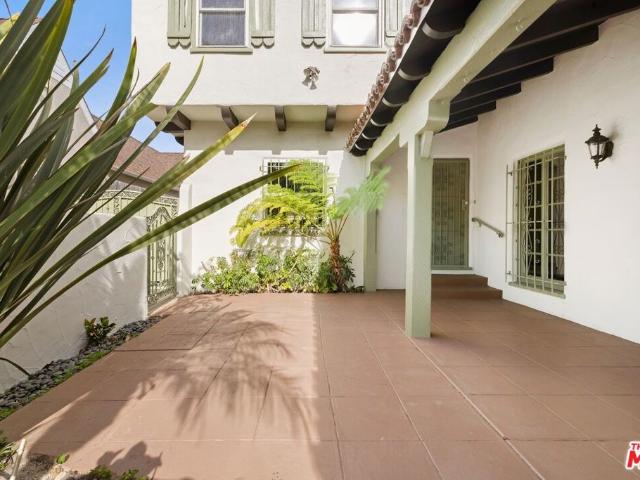 120 S Poinsettia Place