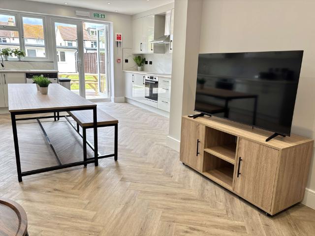 120 Seconds to the Station, 0 Seconds to Your Garden Office  Room 6