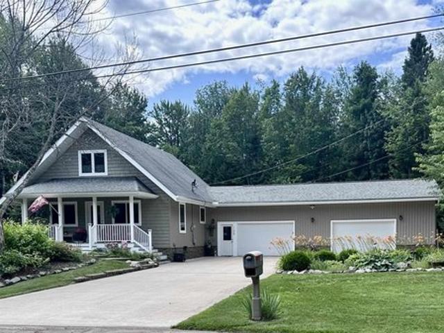 120 Surrey Ln, Marquette, MI 49855