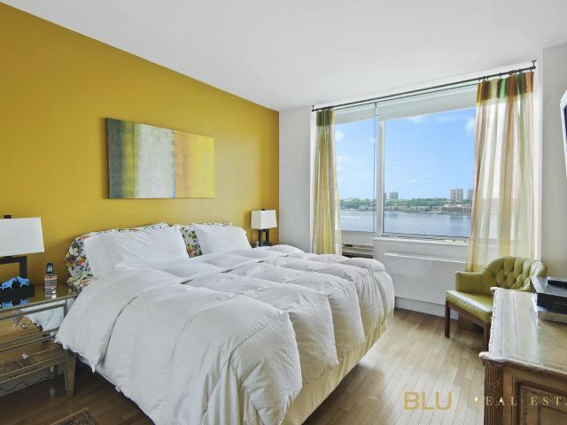 120 Riverside Boulevard 10 E