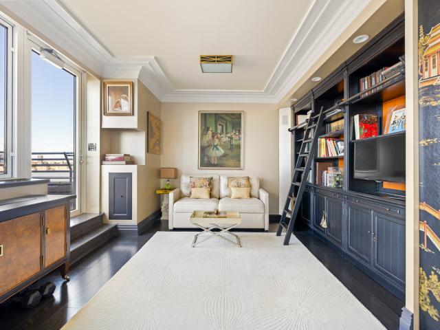 120 RIVERSIDE Boulevard 16HM