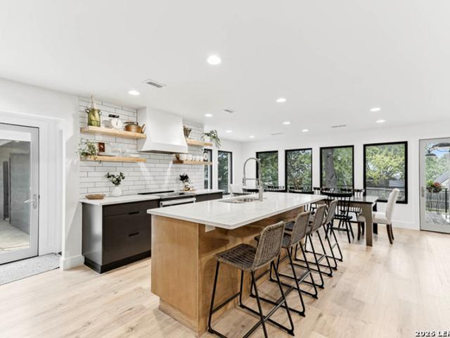 120 W Hosack St