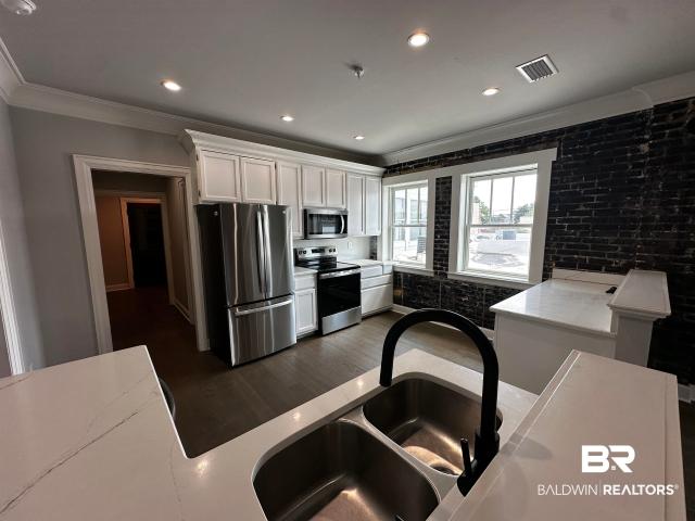 120 W Laurel Ave 201