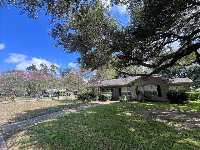 120 W Stockbridge St, Eagle Lake, TX 77434