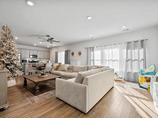 120 Woodland Oak Way