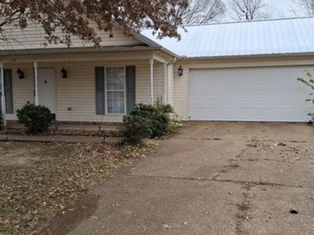 120 Woods Edge Dr, Jackson, TN 38301