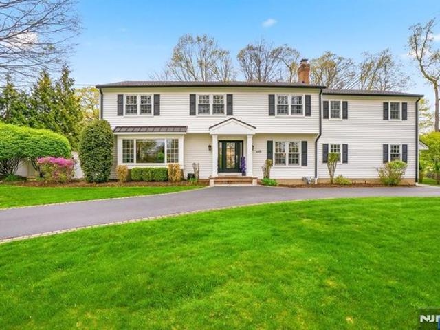 120 Tam O Shanter Dr, Mahwah, NJ 07430