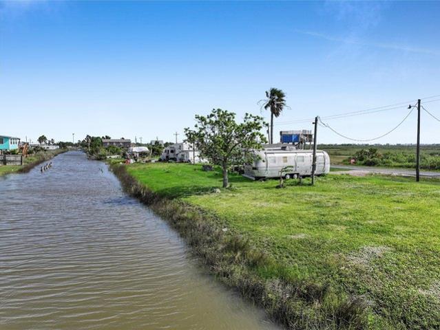 1214 N Tinkle Ln, Crystal Beach, TX 77650
