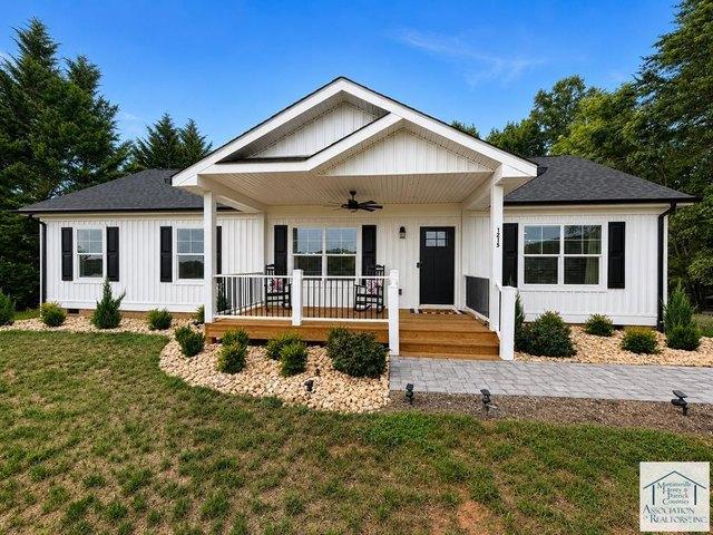1215 Bluewater Dr, Moneta, VA 24121