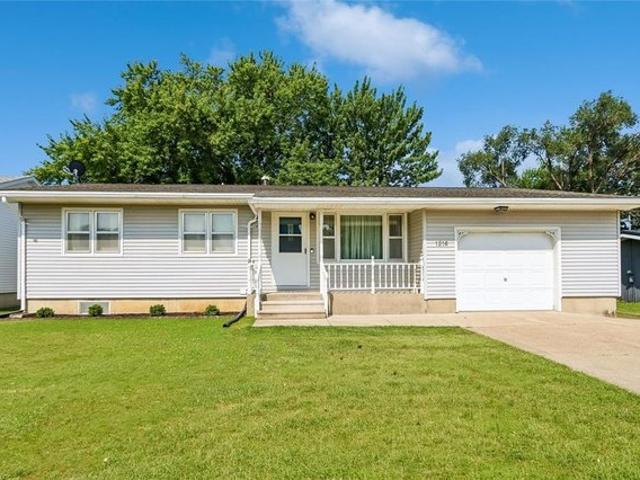 1216 N 2nd St, Manchester, IA 52057