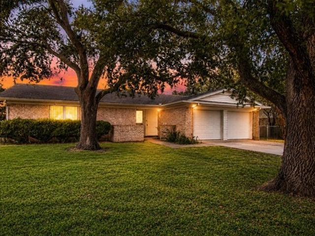 1216 Bryant St, Benbrook, TX 76126