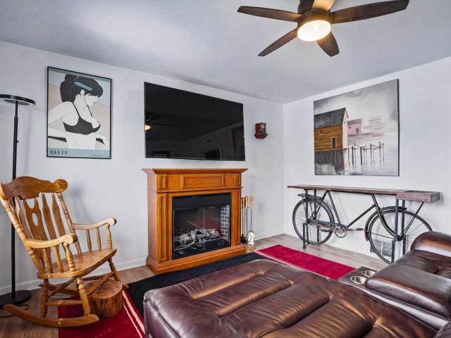 1216 W 37th Place