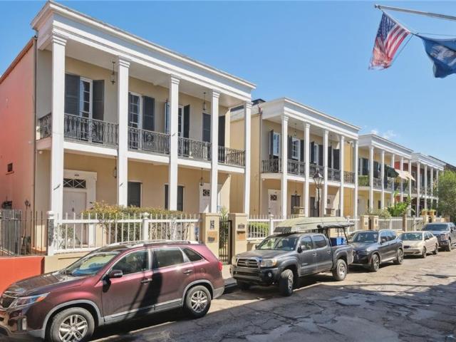 1216 26 Chartres Street