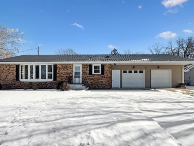 1217 N 4th St, Manchester, IA 52057