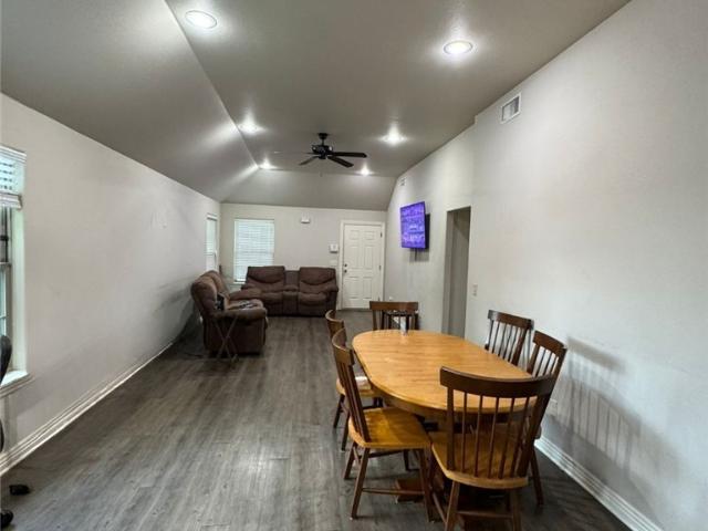 1217 N Stephens Avenue