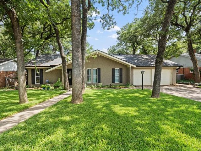 1217 W Redbud Dr, Hurst, TX 76053