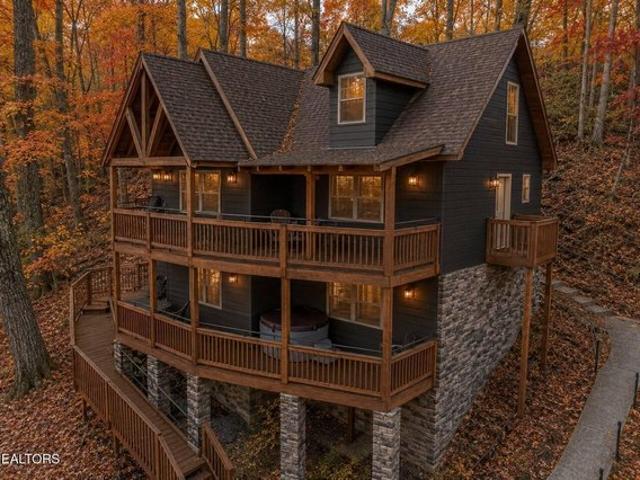 1218 N Baden Dr, Gatlinburg, TN 37738