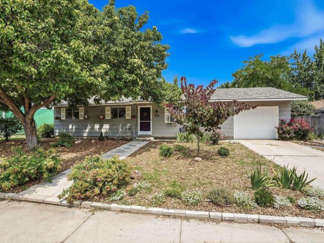 1218 W Chateau