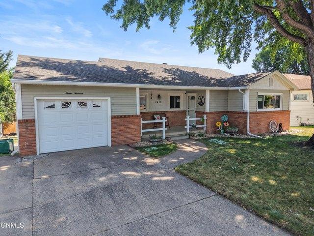1219 1st St N, Bismarck, ND 58501