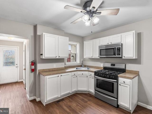 1210 E 11th St, Crum Lynne, PA 19022