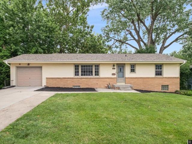 1210 Hillcrest Dr, Bellevue, NE 68005