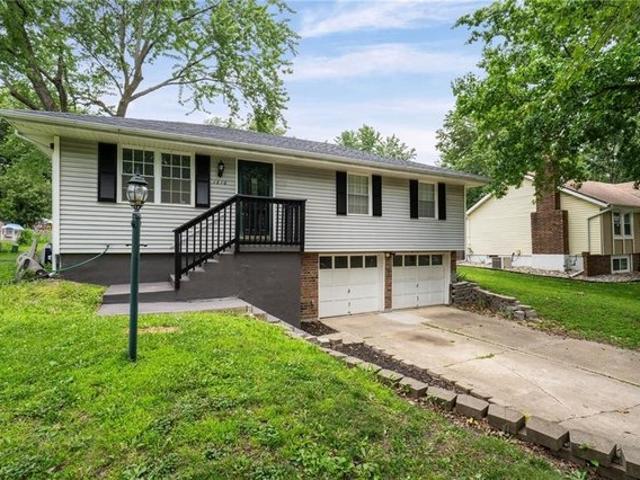 1210 SE 5th St, Lee's Summit, MO 64063