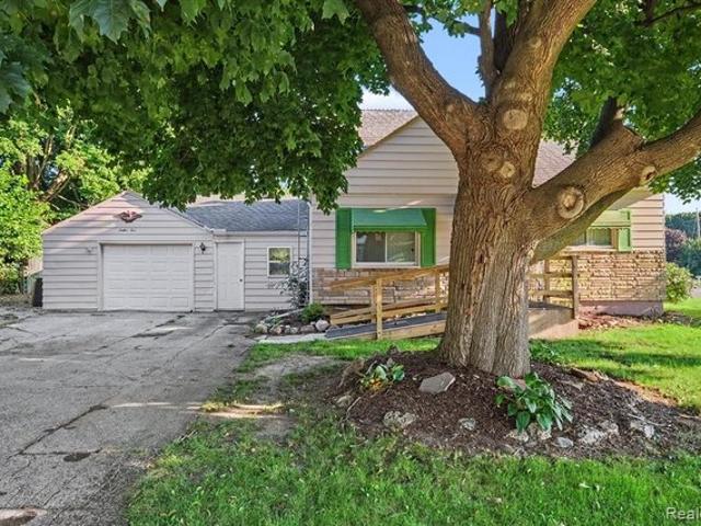 1210 Simca St, Flint, MI 48507