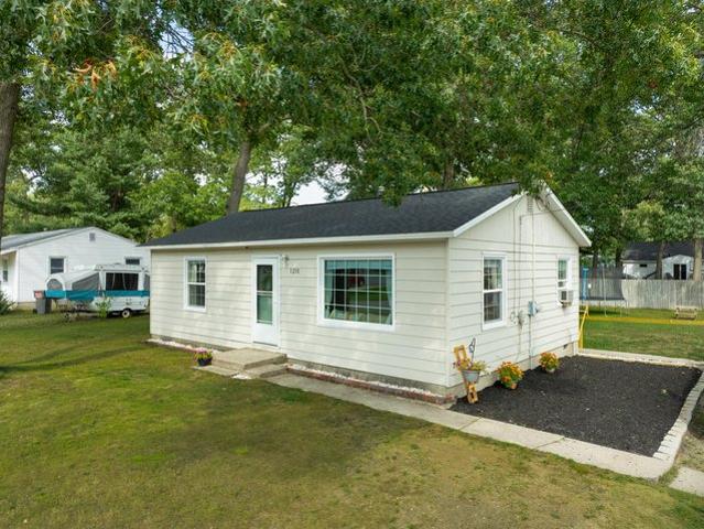 1210 Woodcrest St, Muskegon, MI 49442