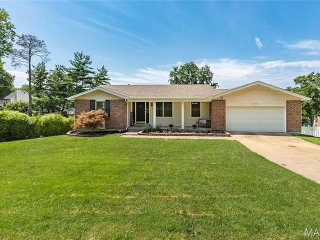 12112 Greenwalk Dr, Saint Louis, MO 63146
