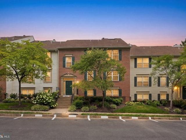 12114 Green Leaf Ct Apt 202, Fairfax, VA 22033