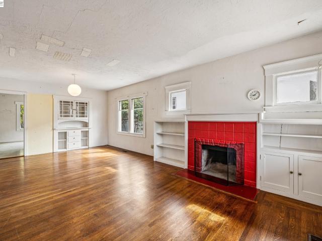 1211 Cedar St