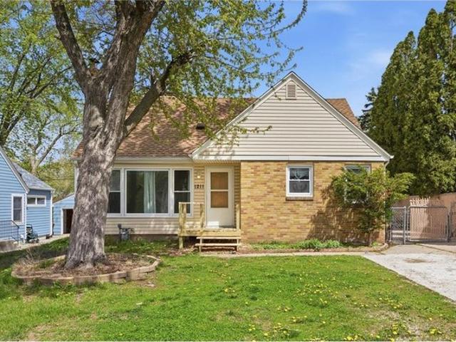1211 Lealand Rd E, Maplewood, MN 55109
