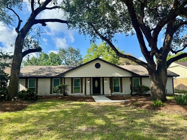 1211 Shorewood Dr, Seabrook, TX 77586