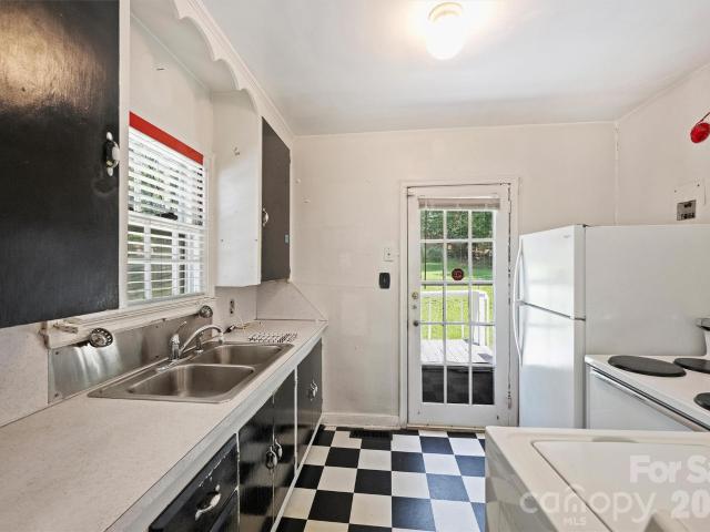 1211 Woodland Drive